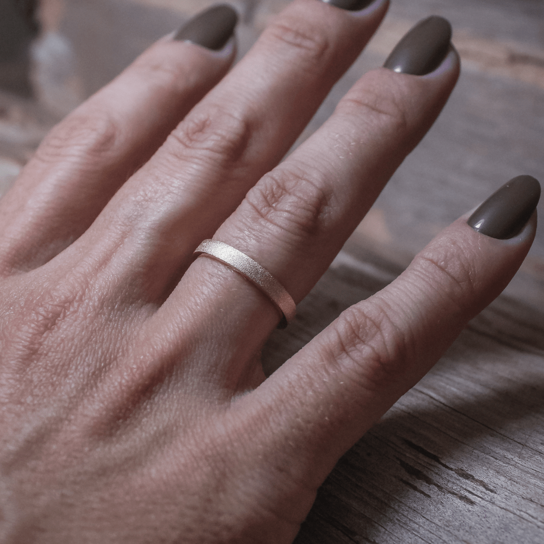 ANEL BLOOM DIAMANTADO OURO AMARELO 10K - Maktub Pratas